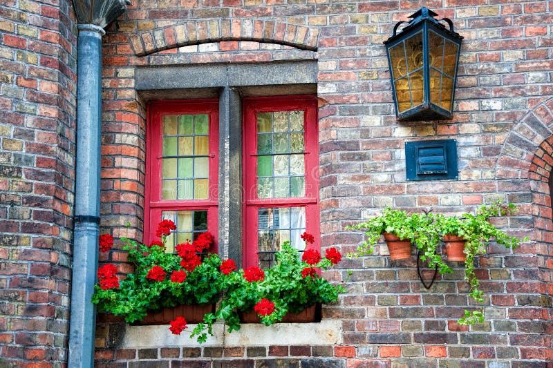 Het rode venster stock afbeelding. Image of lamp, lantaarn - 33350309