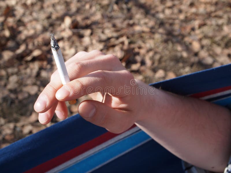 Het roken stock foto. Image of sigaret, verslaving, vingers - 19634818