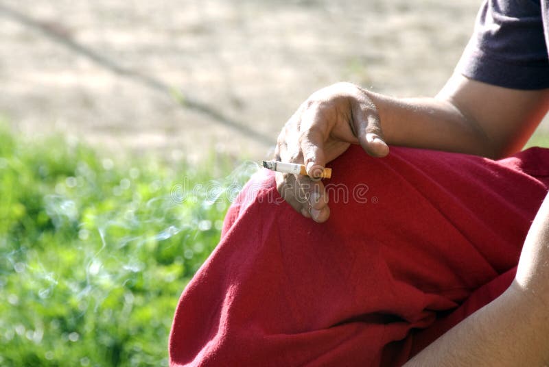 Het roken pauze stock foto. Image of gewoonten, gezicht - 5012294