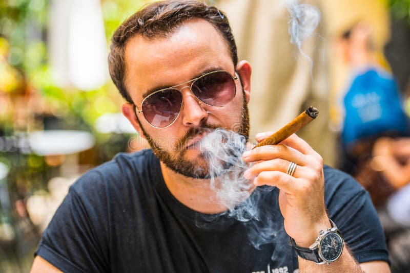 Het roken van een sigaar stock afbeelding. Image of cubaans - 98170603