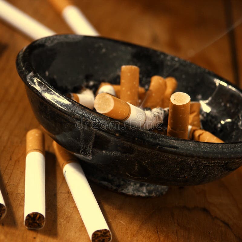 Een sigaret roken stock afbeelding. Image of rook, tabak - 3315647