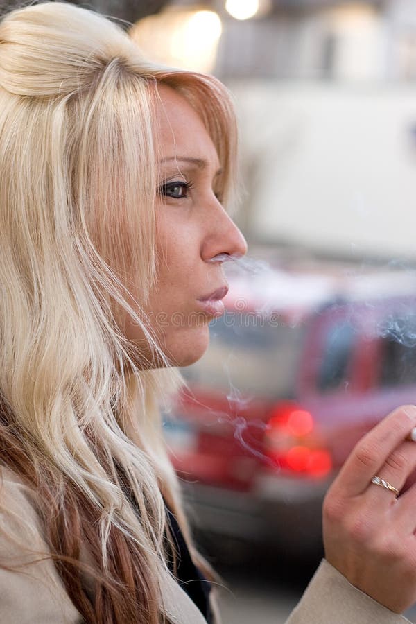 Het roken van een Sigaret stock afbeelding. Image of sigaret - 7693613