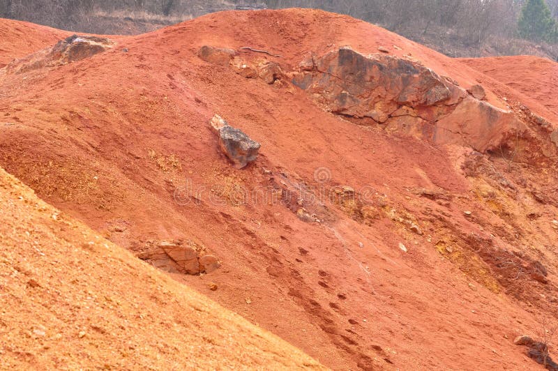 Het Ruwe Bauxiet Van De Bauxietmijn Op Oppervlakte Stock Afbeelding ...