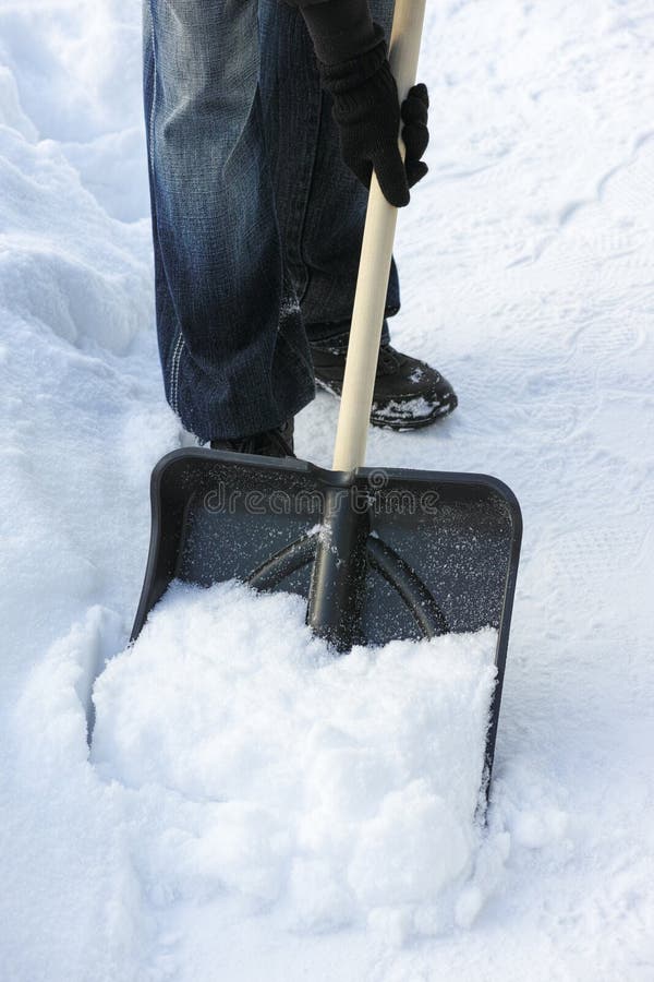 Het scheppen van Sneeuw stock afbeelding. Image of schop - 49026559