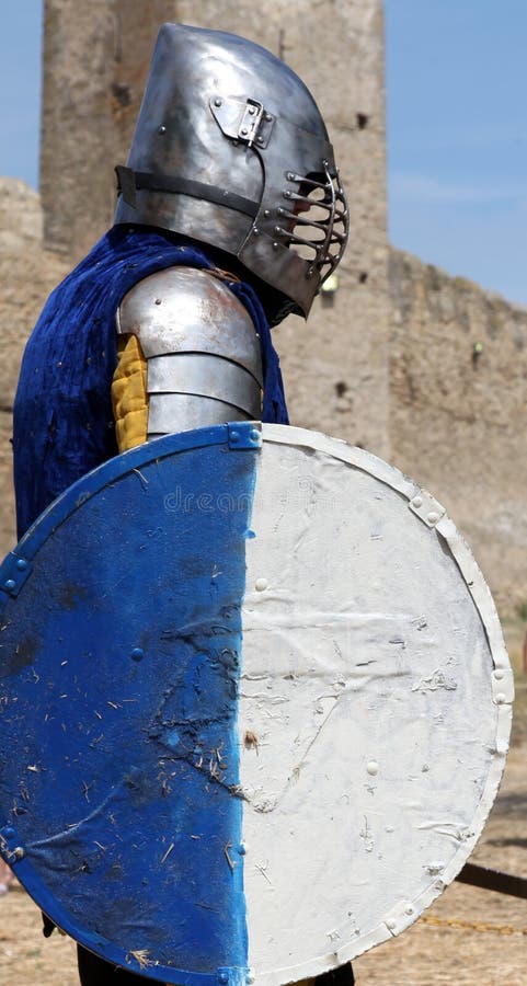 Middeleeuwse Ridder Met De Helm En Het Zwaard Van Het Metaal Stock ...