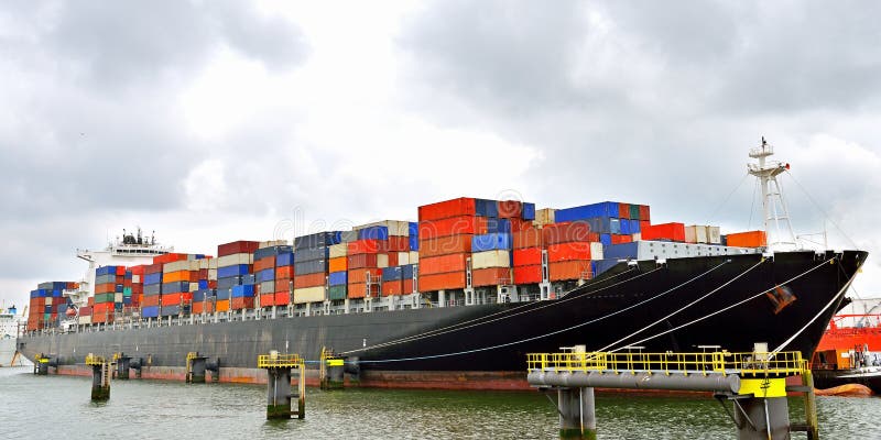 Het Schip Van De Container in Haven Stock Afbeelding - Image of lading ...