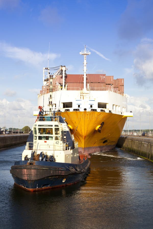 Het Schip Van De Container En De Boot Van De Sleepboot Stock Afbeelding ...