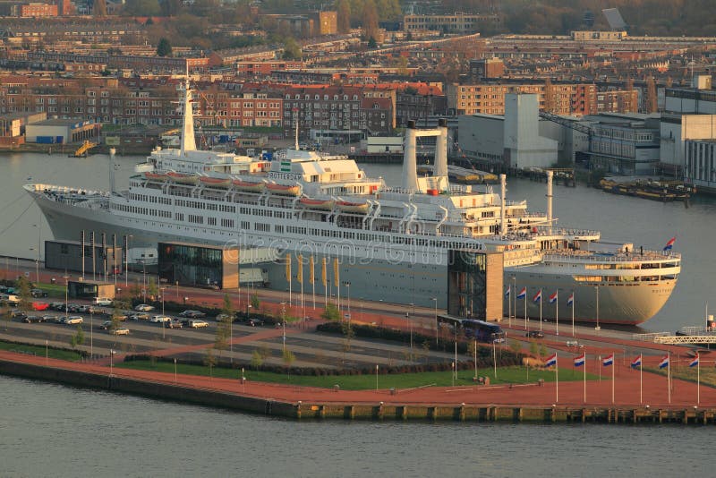 Het schip van Rotterdam redactionele fotografie. Image of water - 25879987