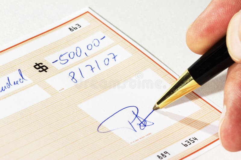 Het Schrijven Van Een Cheque Stock Afbeelding - Image of zaken, kopen ...
