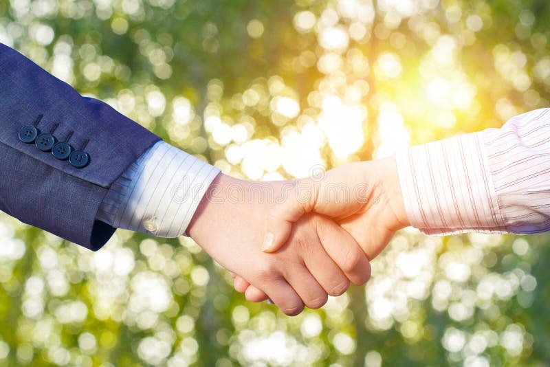 Het Schudden Van Handen Na Overeenkomst Stock Foto - Image of lancering ...