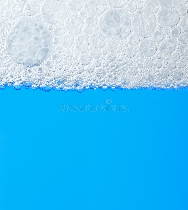 Het Schuim Van De Zeep Op Het Water Stock Foto - Image of blaar, macro ...