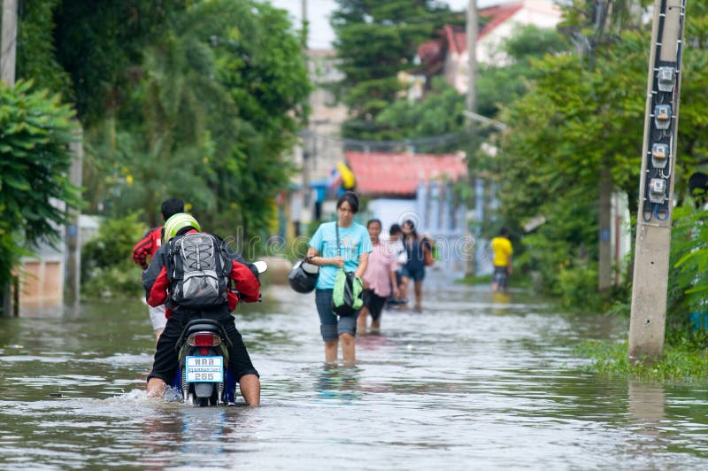 De Regen Van De Moesson in Bangkok, Thailand Redactionele Fotografie ...