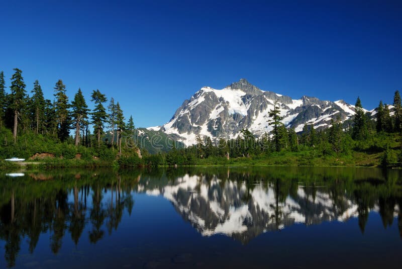 Picture Lake En Mount Shuksan Stock Foto - Image of bakker, berg: 2863992