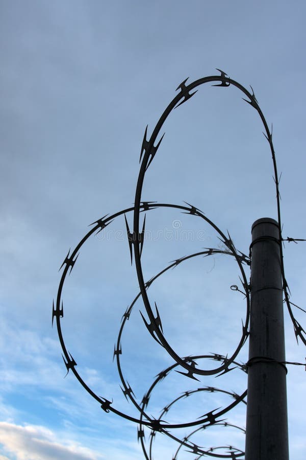 Silhouet Van Een Scheermesdraadomheining Stock Afbeelding - Image of ...