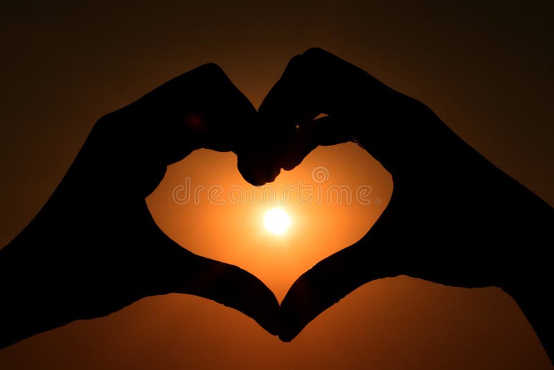 Het Silhouet Van Dient Vorm Van Hart Op Achtergrond Van Zonsondergang ...