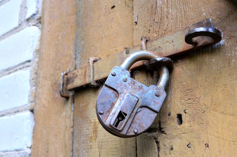 De Slotgrendel Op De Deur Van De Poort Stock Afbeelding - Afbeelding ...
