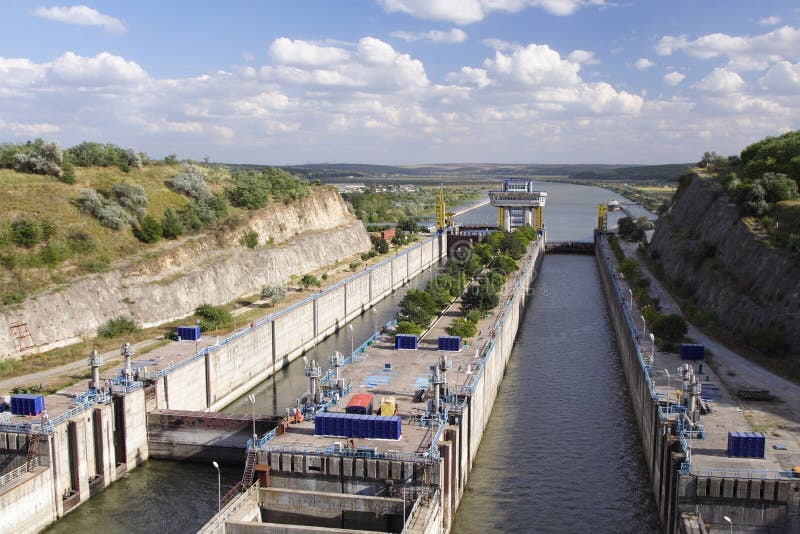 De Poort Van De Sluis Van Het Slot Van Het Kanaal, Frankrijk Stock ...