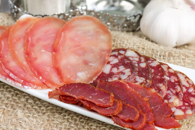 Het Snijden Van Verscheidene Soorten Worsten Stock Foto - Image of raad ...