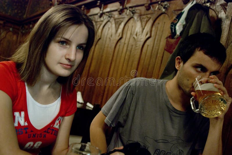 Het Socialiseren Van Het Paar Stock Afbeelding - Image of jong ...