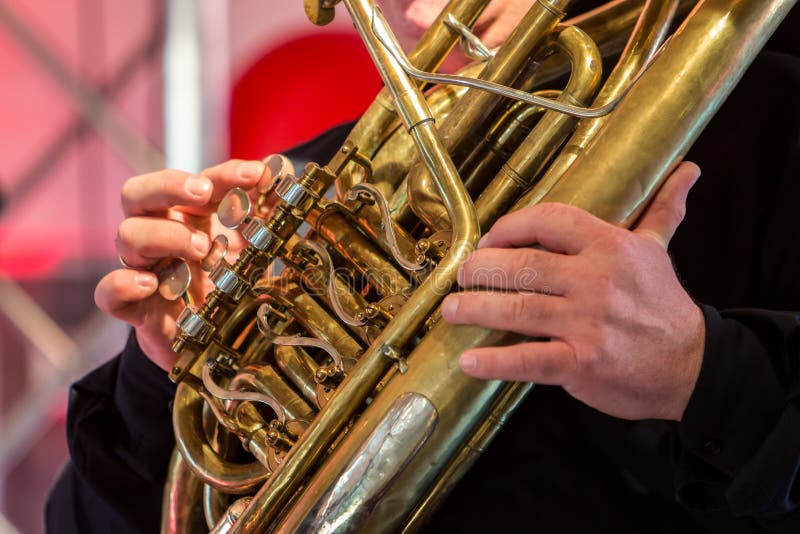 Het Spelen Blaasinstrument Op Overleg Stock Foto - Image of kaukasisch ...