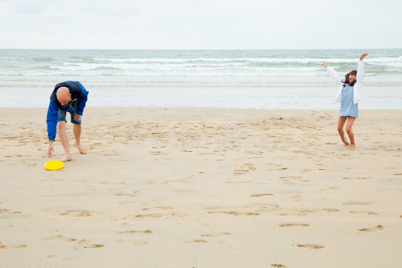 Het Spelen Frisbee Met Papa is Grappig Stock Afbeelding - Image of ...