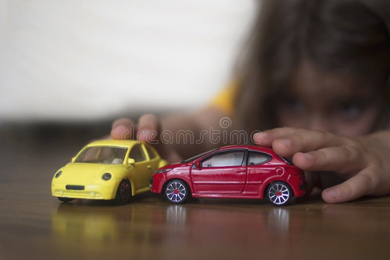 Het spelen met auto's stock afbeelding. Image of motor - 33374073