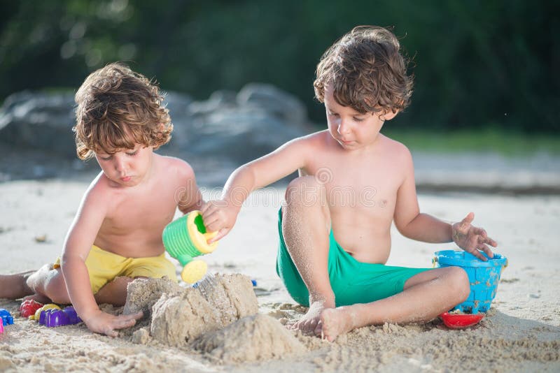 Het spelen op het strand stock afbeelding. Image of peuter - 47611511