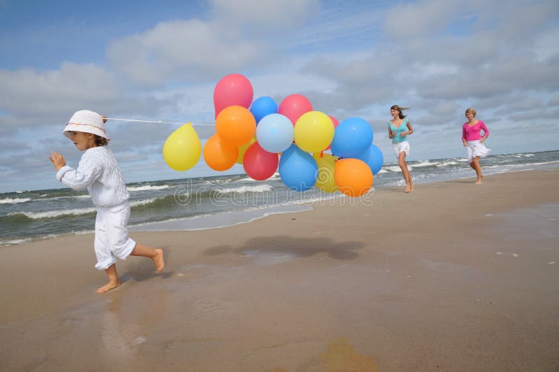 Het spelen op het strand stock foto. Image of atletisch - 6257138