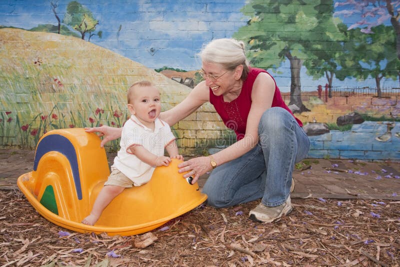 Het Spelen Van De Grootmoeder En Van De Baby Stock Afbeelding - Image ...