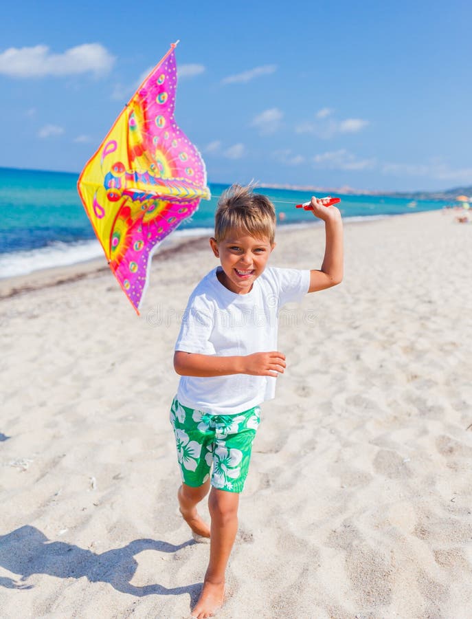 Het Spelen Van De Jongen Met Vlieger Bij Het Strand Stock Foto - Image ...