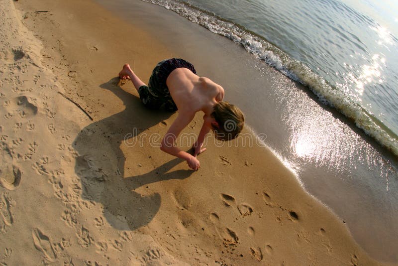 Het Spelen Van De Jongen in Zand Op Strand Stock Afbeelding - Image of ...