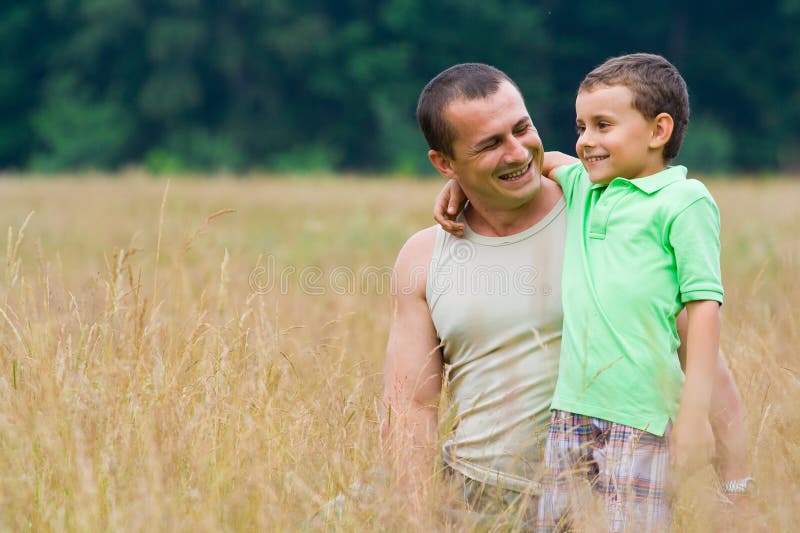 Vader en zoon spelen stock foto. Image of kaukasisch, bruin - 5605098