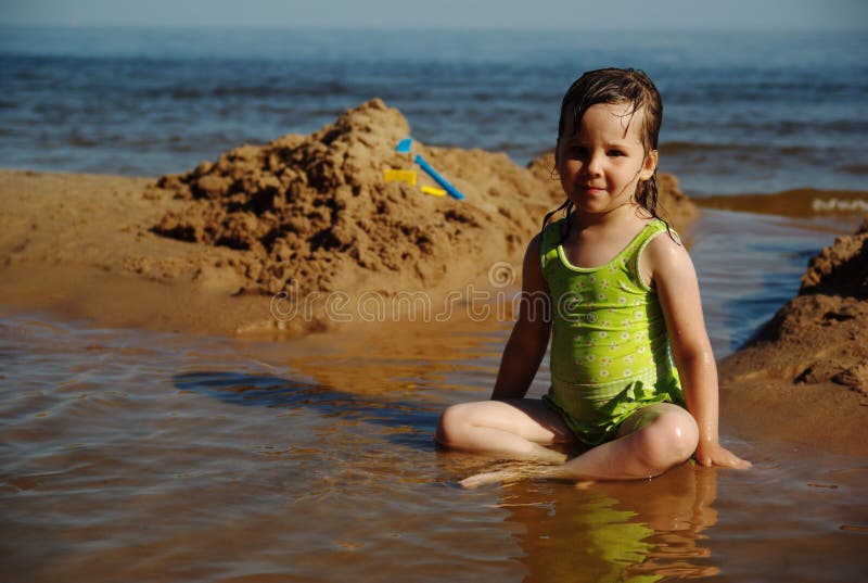 Meisjes Die Op Het Strand Spelen Stock Foto - Image of meisje, spel ...