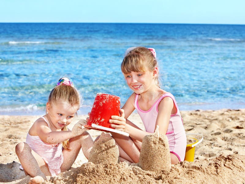 Het Spelen Van Het Kind Op Strand. Stock Afbeelding - Image of wolk ...