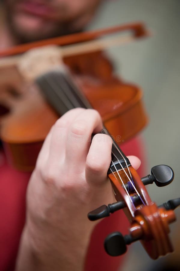 Het spelen viool stock foto. Image of correctie, positie - 12143944