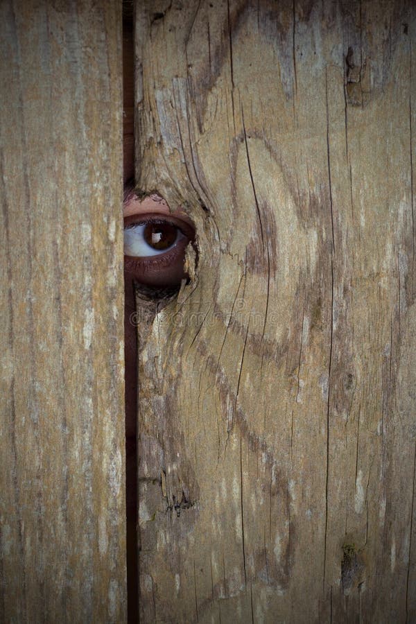 Het Spioneren Op Mensen Door Kijkglas Stock Foto - Image of nadruk ...