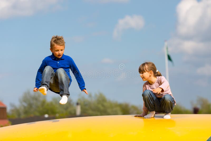 Het springen jonge geitjes stock afbeelding. Image of springen - 40582889