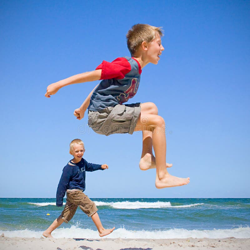 Het springen op een strand stock afbeelding. Image of nave - 33765315