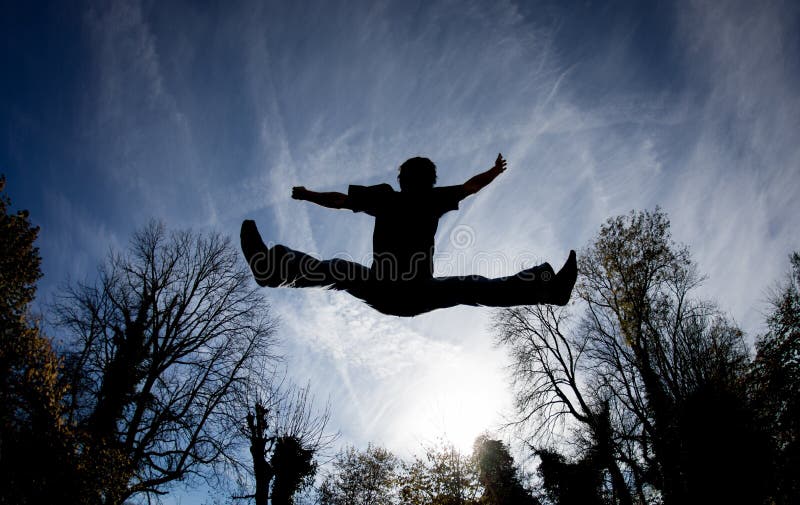 Het Springen Op Trampoline in Blauwe Hemel Stock Afbeelding - Image of ...
