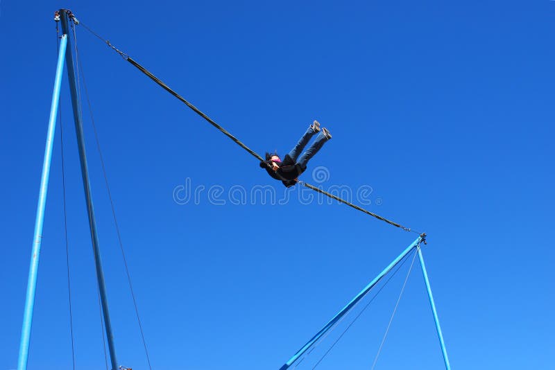 Het springen van Bungee stock foto. Image of acrobatiek - 6537146