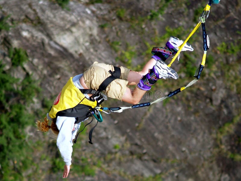Bungy-springen Onder De Mist En Gebouwen in De Verte Stock Foto - Image ...