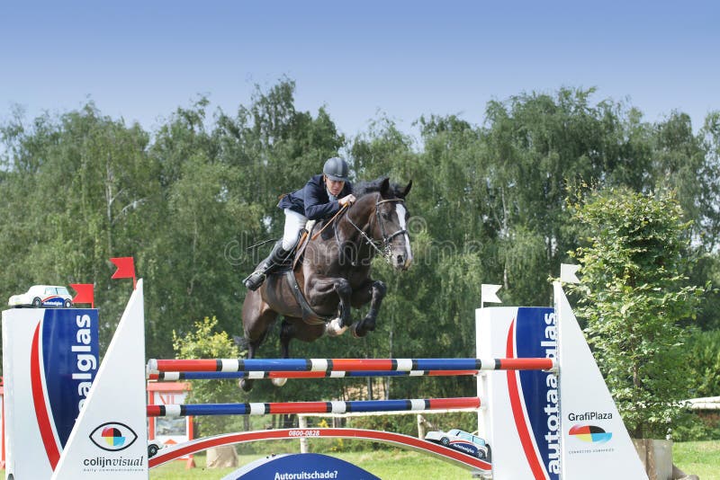 Het springen van het paard redactionele foto. Image of hindernis - 26296911