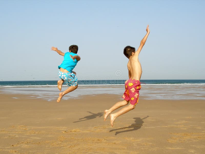 Het springen van jongens stock afbeelding. Image of vakantie - 825887