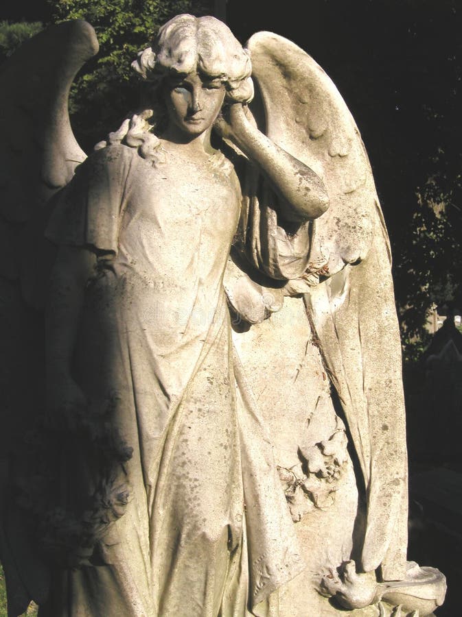 Standbeeld Van Gevallen Engel Stock Foto - Image of persoon ...