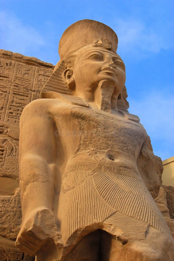 Gezicht Van Het Standbeeld Van Het Oude Egypte Van De Farao Close-up ...