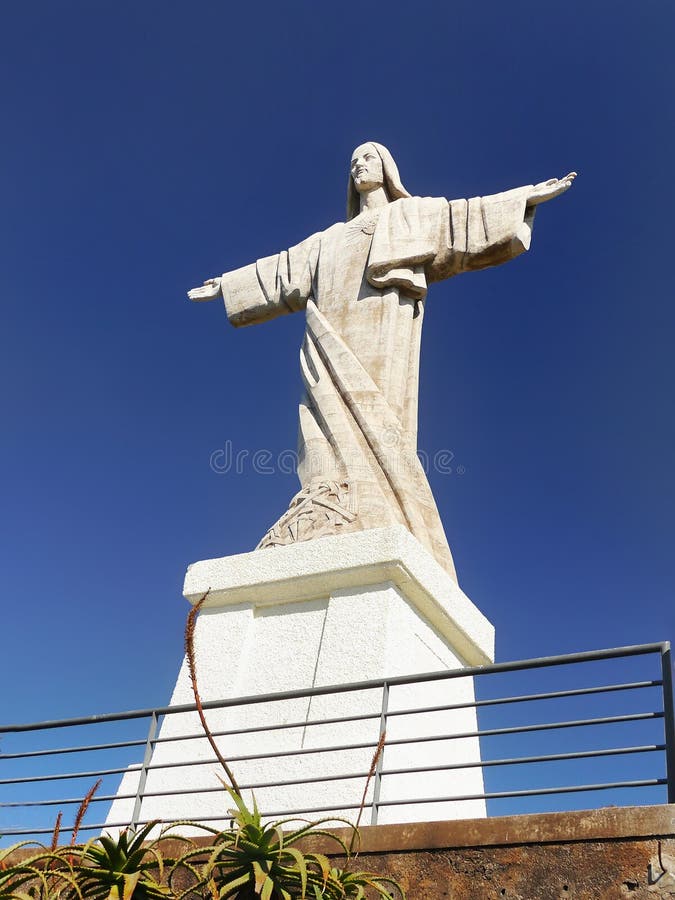Het Standbeeld Van De Verlosser Van Christus Redactionele Afbeelding ...