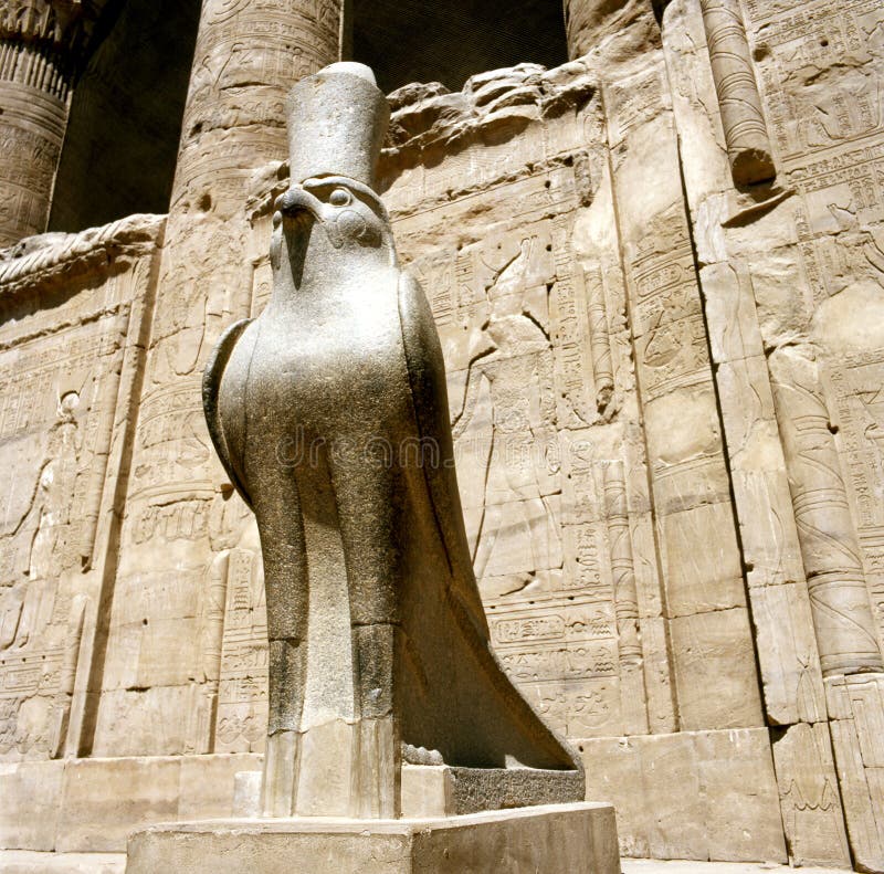 Het Standbeeld Van Horus Bij De Tempel Horus in Edfu/Idfoe Stock Foto - Image of koningin, horus ...