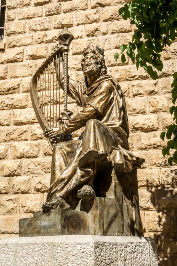 Het Standbeeld Van Koning David Dat De Harp in Jeruzalem, Israël Speelt ...