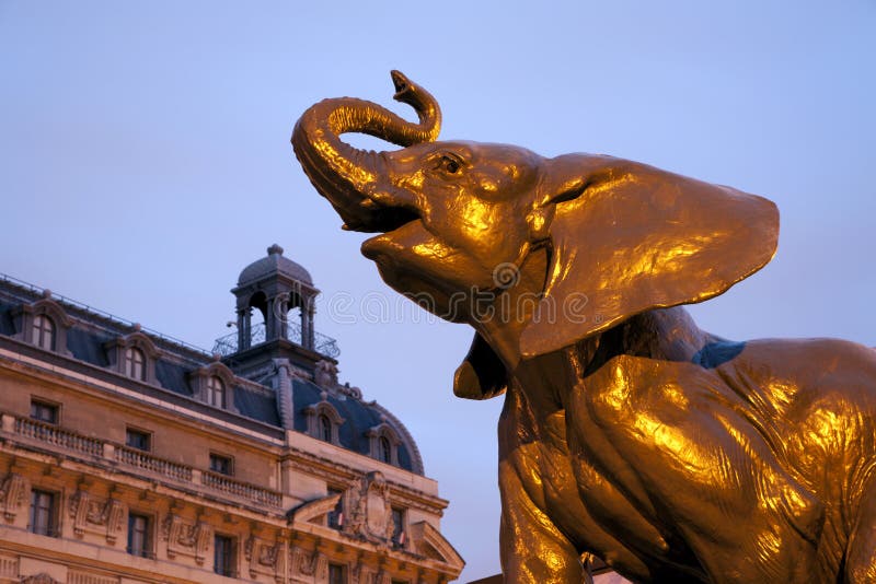 Het Standbeeld Van Parijs Van Olifant Buiten Museum D'Orsay ...