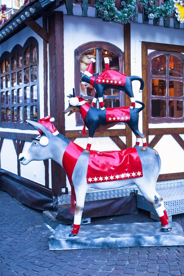 Het Standbeeld Van Stadsmusici Van Bremen, Duitsland Stock Foto - Image ...